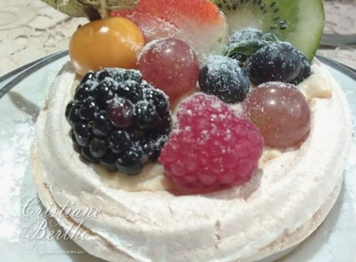 Receita de Pavlova – Merengue Recheado | Cristiane Bertho